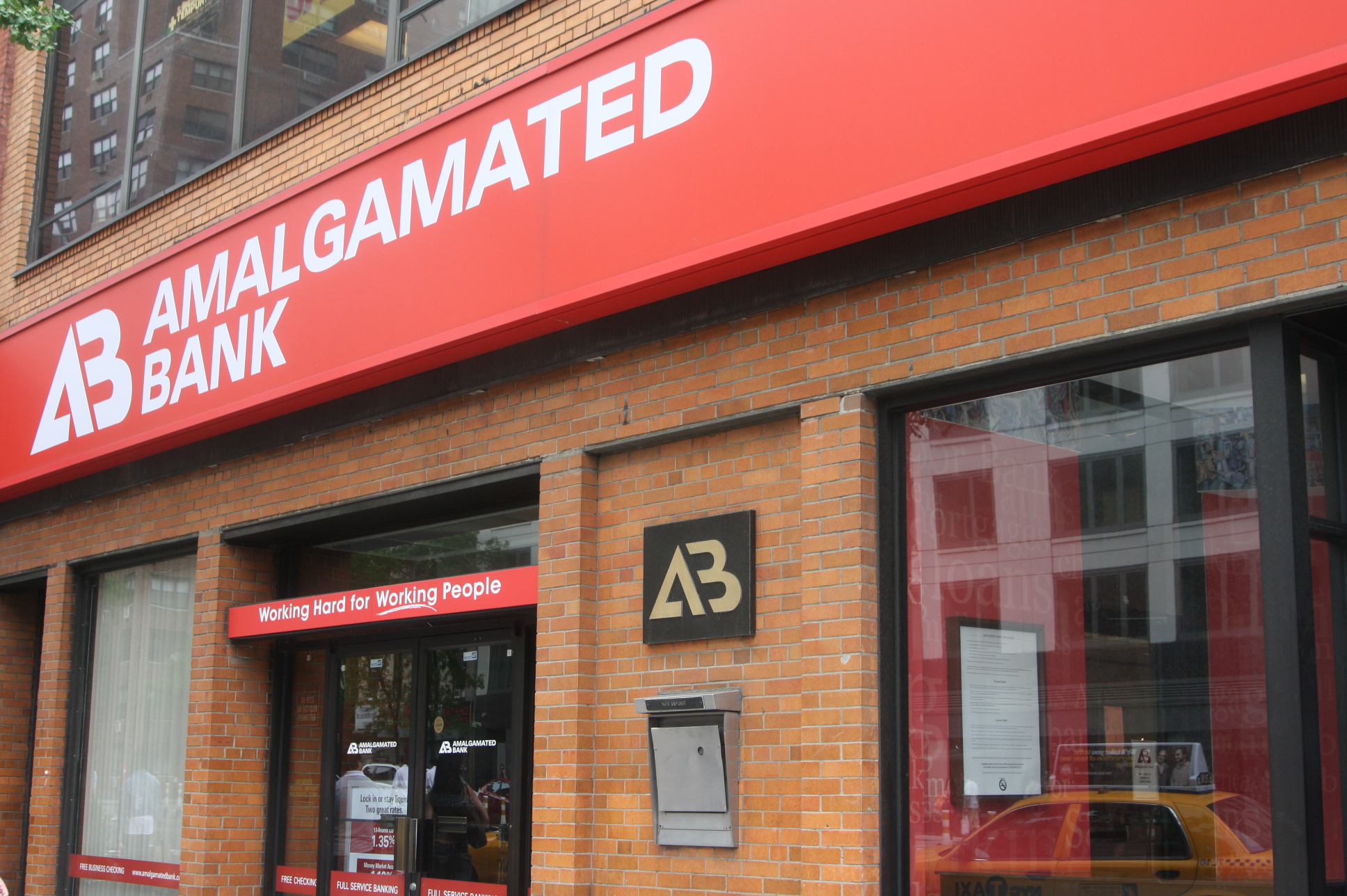 4 Benefits of Going With a Community Bank | MyBankTracker